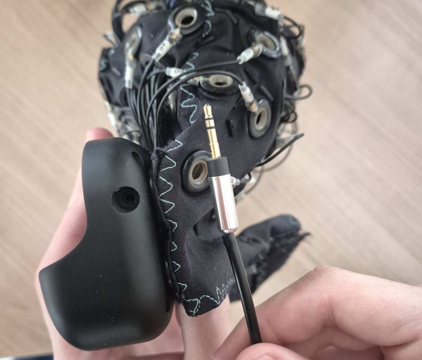How do I use wired TTL triggering with 1- and 8-bit cables?